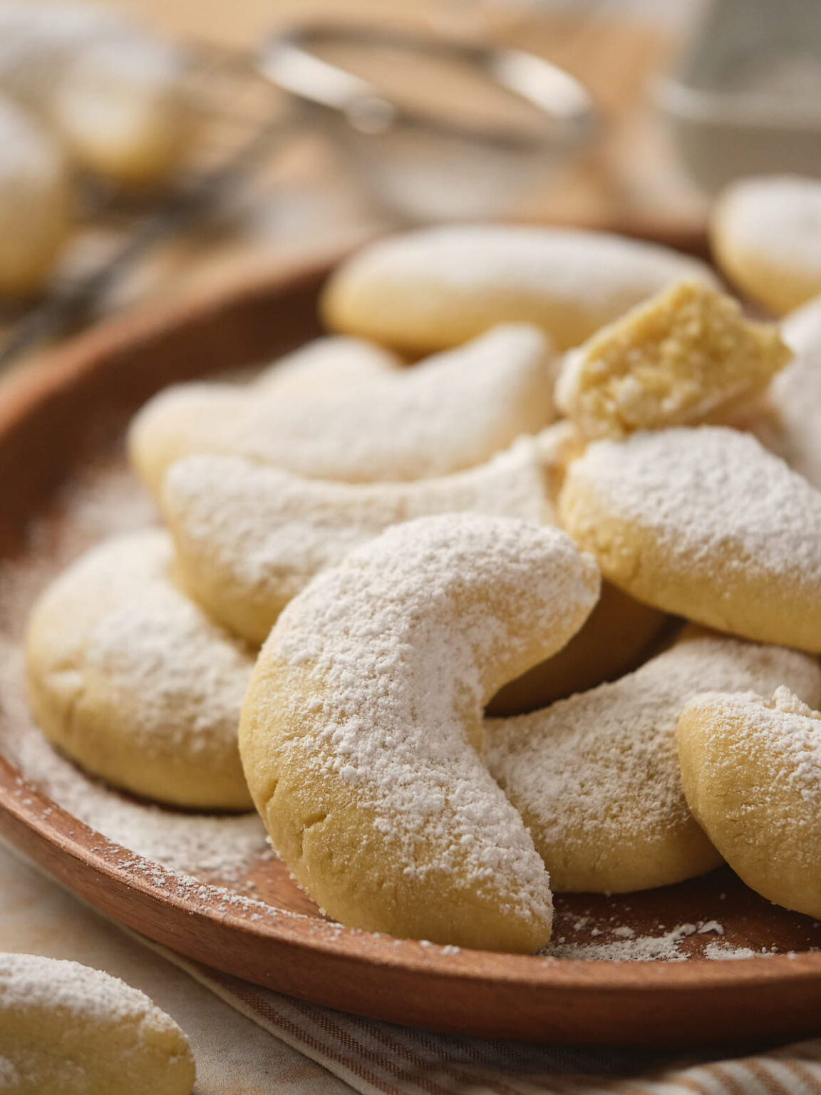 Easy Almond Crescent Cookies Recipe