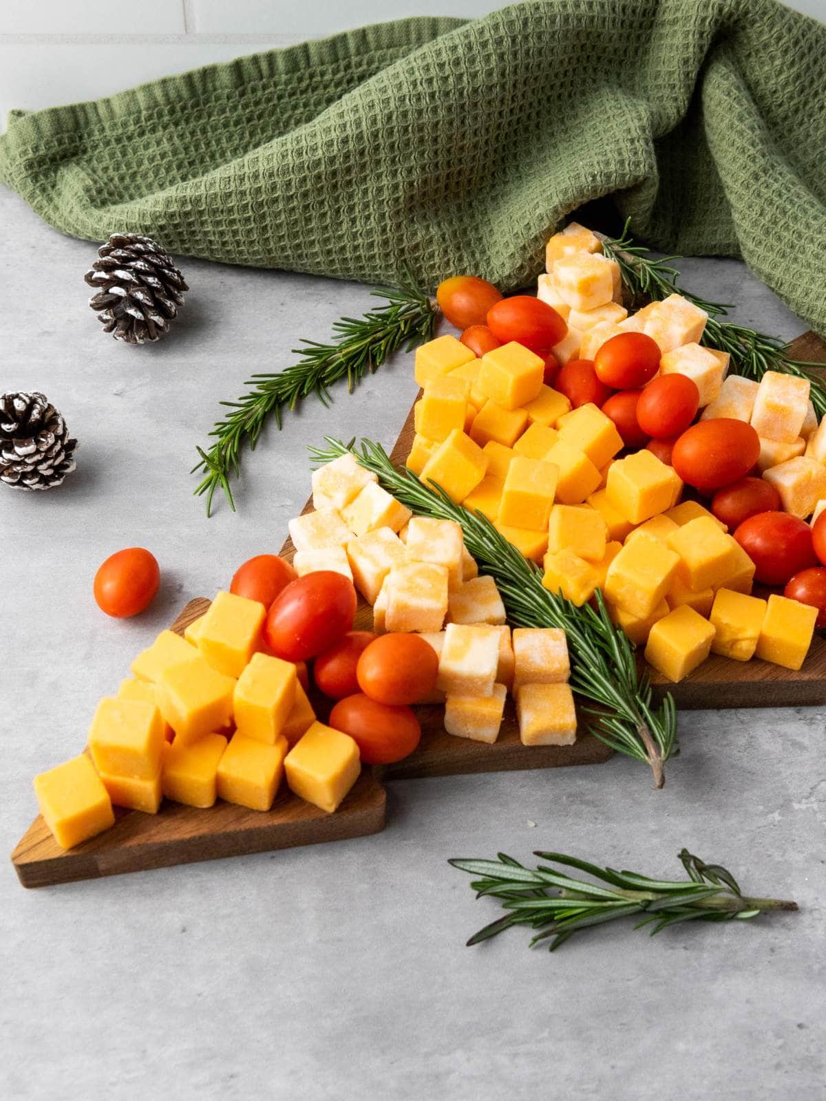 How To Make A Christmas Tree Cheese Platter